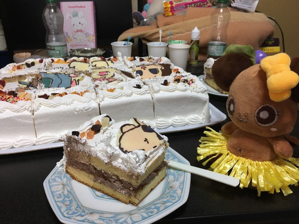 ルピー達が大集合しているジュゲムペットの巨大ケーキをみんなと完成させつつ巨大ピザも食べたよ | シロデココ